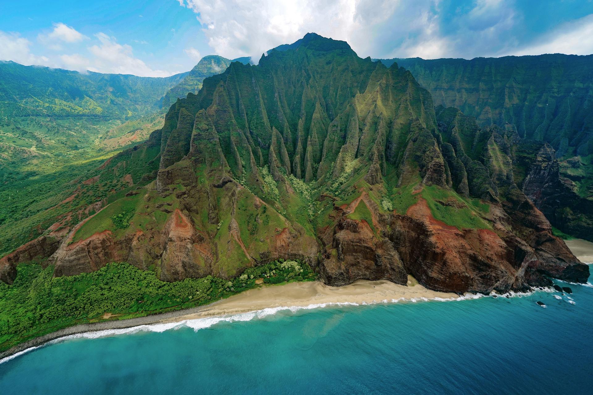 Hawaii Itinerary: 3 Must-See Spots On 4 Of The Main Islands