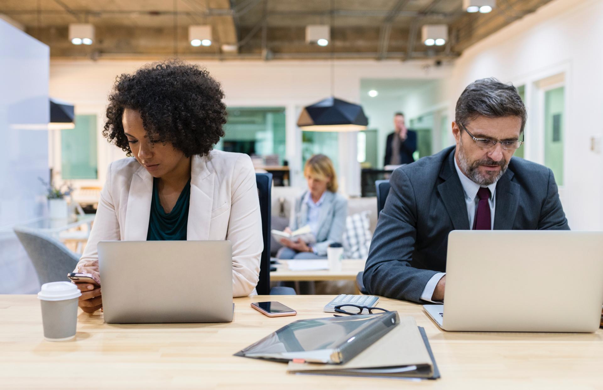 Office Lighting Survey Finds Employees May Be Uncomfortable In Dark